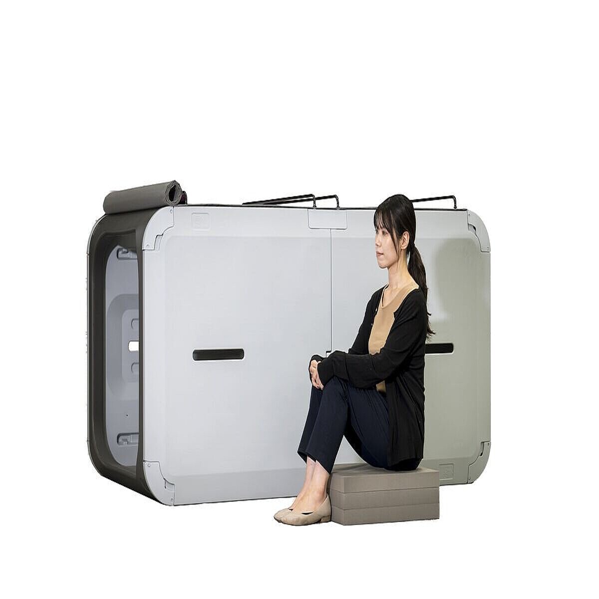 避難時もプライバシー確保が可能に! - 組立式カプセルベッド「F-Pod」出張デモをスタート (2023年8月25日掲載) - ライブドアニュース