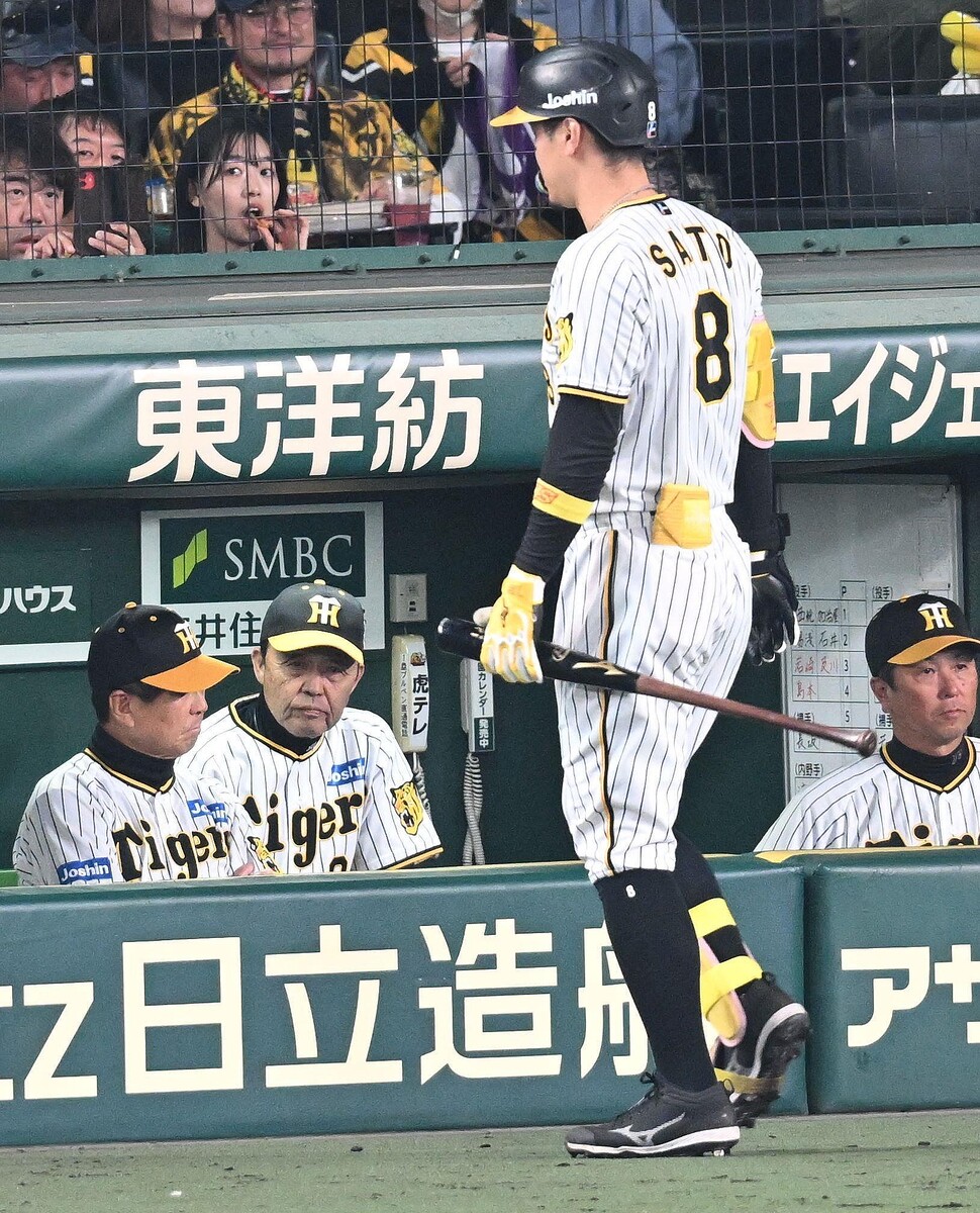 阪神・岡田監督 3三振＆失策の佐藤輝をベンチへ 投手交代で打順を組み替え 苦渋の決断で好機演出も - ライブドアニュース