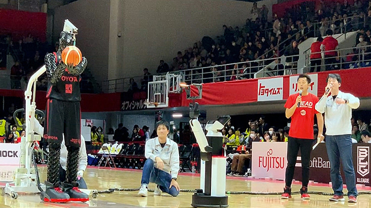 トヨタのAIバスケットボールロボット「CUE5」が東京五輪2020のハーフタイムでロングスローを披露 SNSや海外ニュースで話題 (2021年 ...