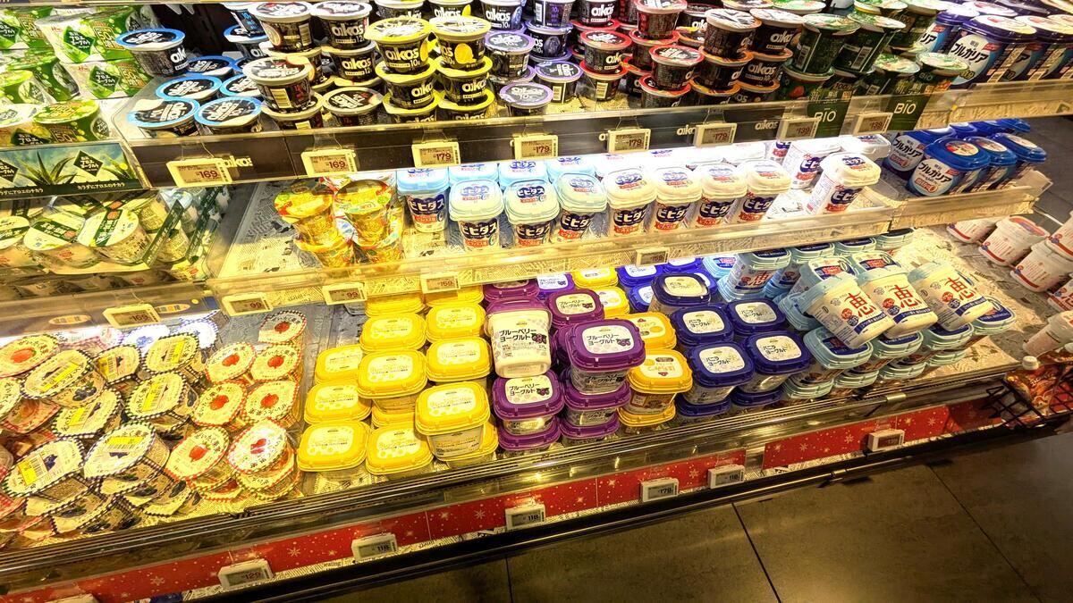 【定番vsPB】「プレーンヨーグルト」の定番「明治ブルガリア」とコンビニ＆スーパーPBを食べ比べ ヨーグルトなんてどれも一緒だと思ってたけど……ぜんぜん違うじゃん！ (2024年12月20日 ...