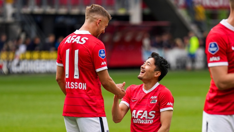 日本代表DF菅原由勢、AZ同僚の誕生日をAKB48の「涙サプライズ」でお祝い！結構気に入ってくれた模様 - ライブドアニュース