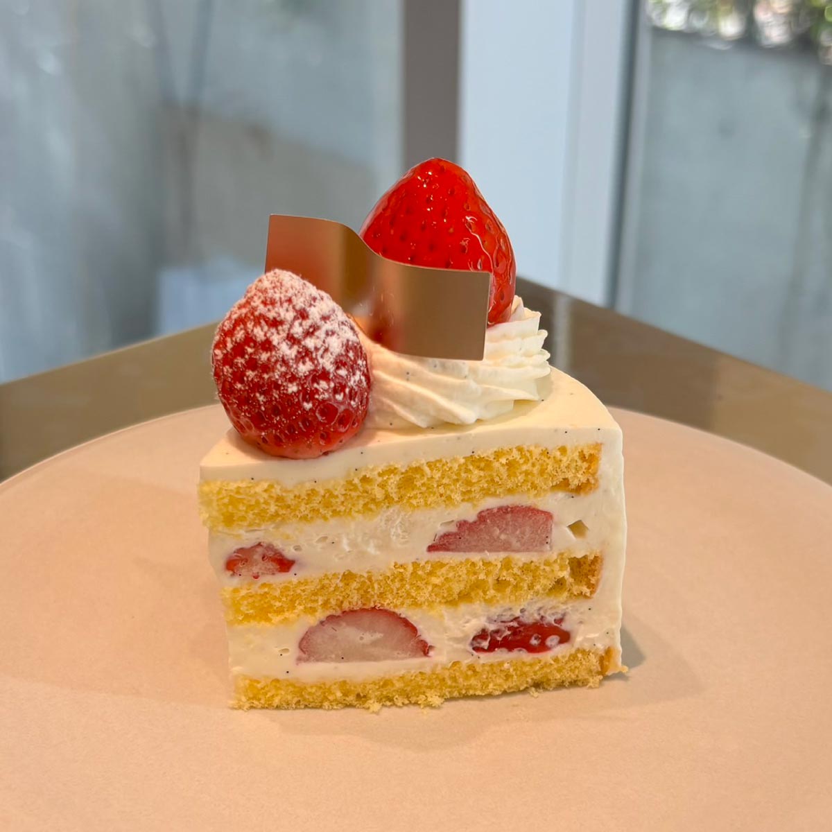 ショートケーキ図鑑2025｜恵比寿「LESS by Gabriele RIVA & Kanako Sakakura」のショートケーキ ...