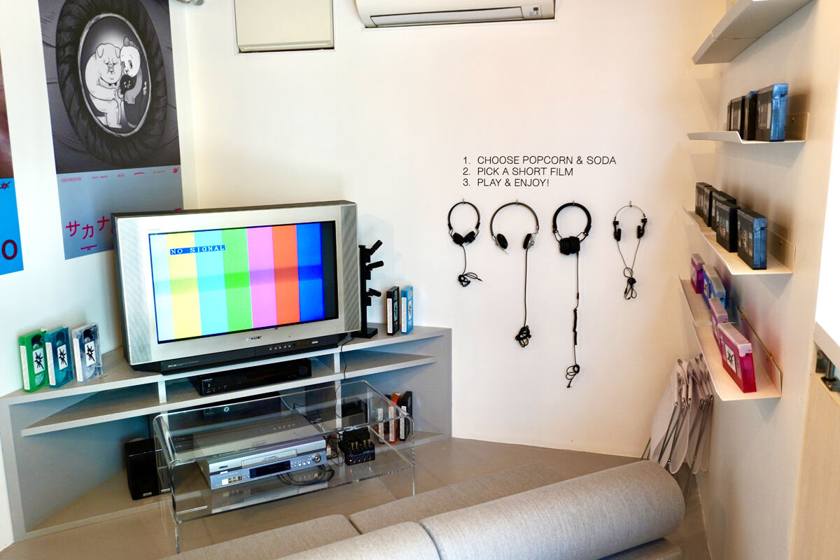 下北沢に「VHS喫茶」OPEN! - ポップコーン片手にショートフィルムを楽しめる、タイムスリップの異空間 - ライブドアニュース