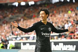 鎌田が直接FK弾で今季4点目、1G1Aと躍動！長谷部も先発したフランクフルトが、遠藤＆伊藤スタメンのシュツットガルトを3－1撃破 - ライブドアニュース