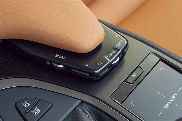 【画像】レクサスで最も新しい「UX」をピックアップ！永福ランプは挑戦的なデザインをどう見る？ 8/13 - ライブドアニュース