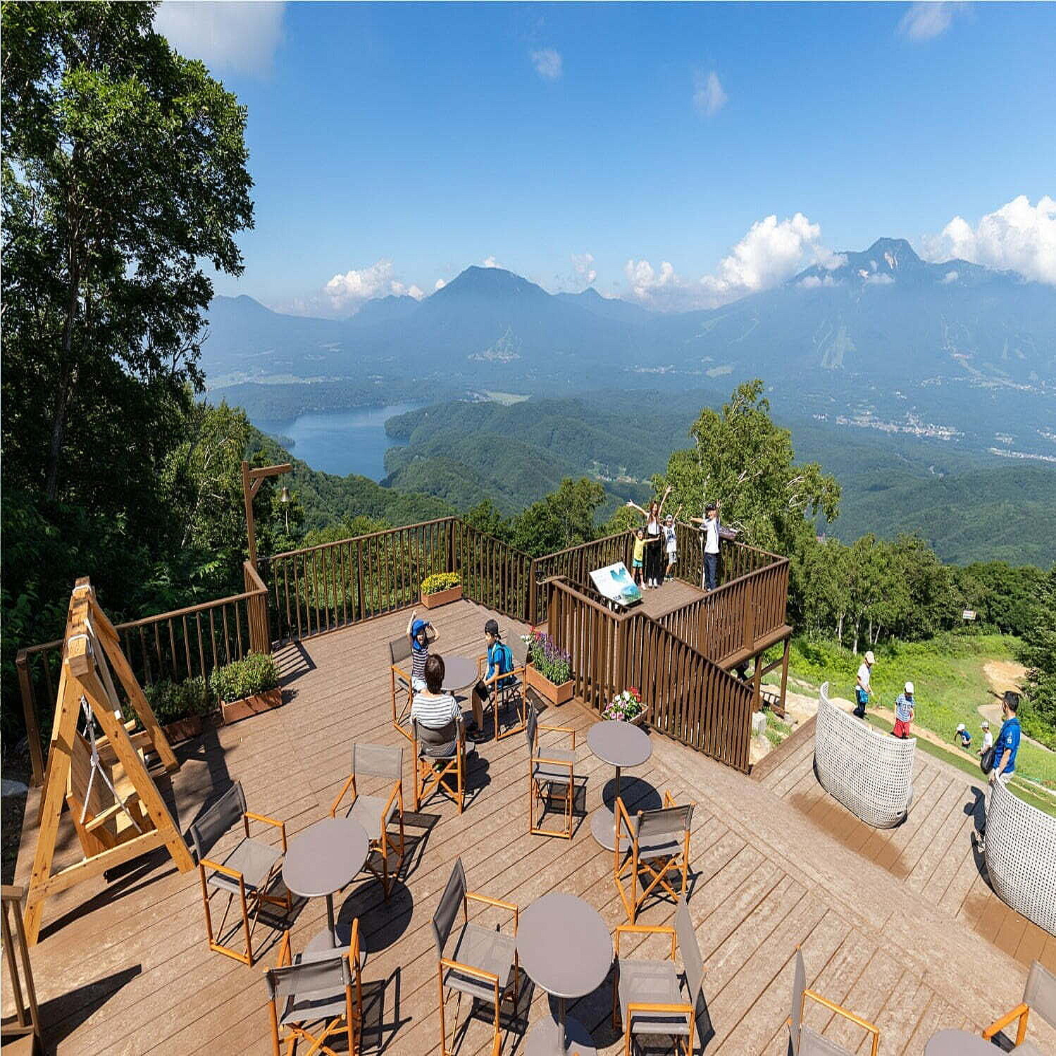 標高1,100mからの絶景を楽しむ「野尻湖テラス」リフトで“空中散歩”＆カラフルなゆり畑を一望 (2022年7月11日掲載) - Peachy - ライブドアニュース