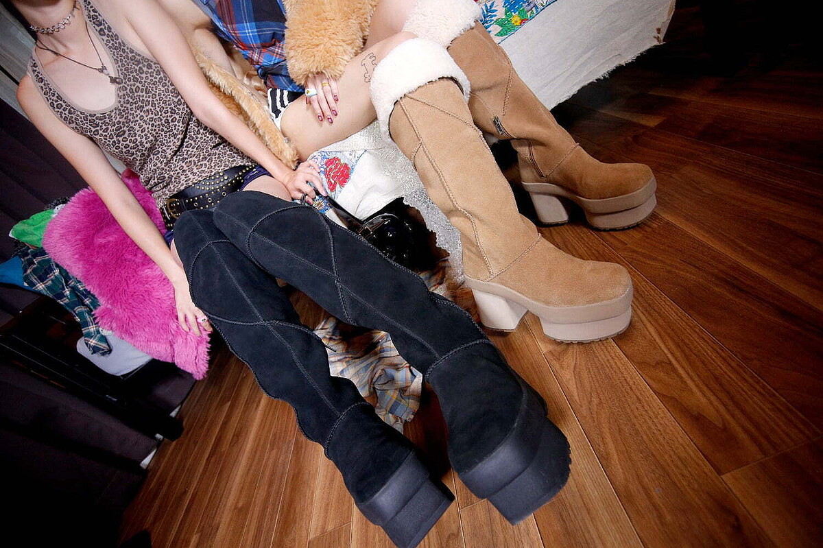 UGG×レイ ビームスの厚底ショート＆ロングブーツ、“レイヤード風”2層構造アウトソール - Peachy - ライブドアニュース