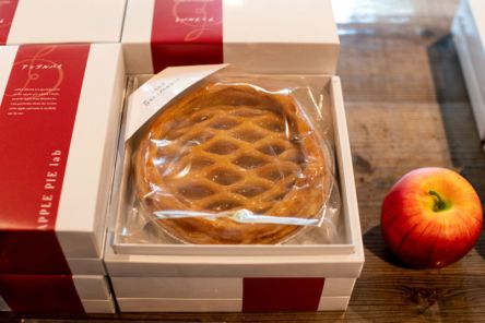 【軽井沢】南信州の恵みがたっぷり！2022年3月オープンのアップルパイ専門店「APPLE PIE lab軽井沢（アップルパイラボ）」 - ライブドアニュース