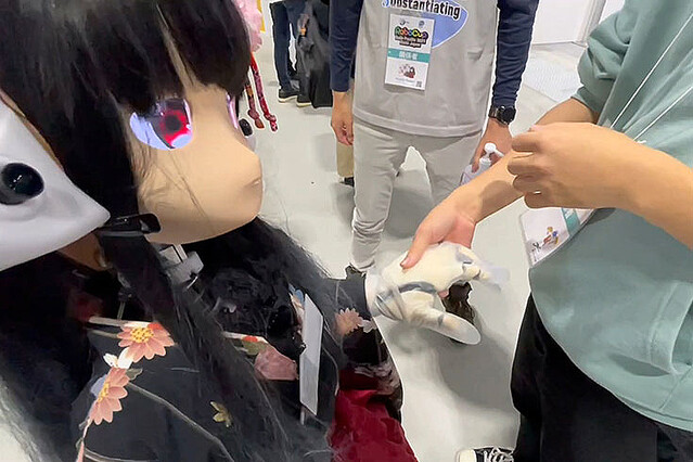身長125cmのメイド少女ロボット3姉妹が登場！手をつないで歩こう「いつかメイドロボ喫茶を作りたい」MaSiRo Project ...