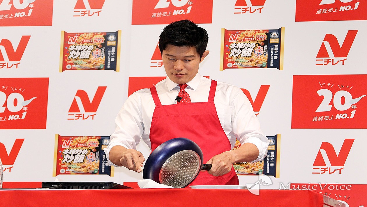 鈴木亮平、エプロン姿に「照れますね」 出来立て炒飯に舌鼓 (2021年8月11日掲載) - ライブドアニュース