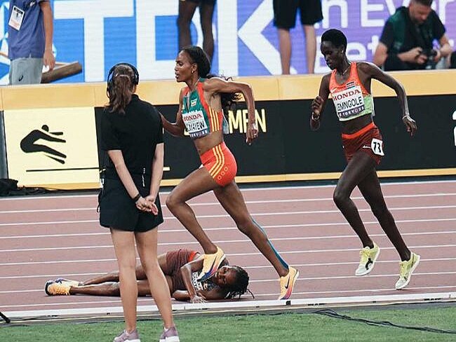 世界陸上で悪夢…女子3000m障害決勝で激しく転倒→担架搬送 V選手も心配「転倒する音が聞こえたけど…」 (2025年9月17日掲載) - ライブドアニュース