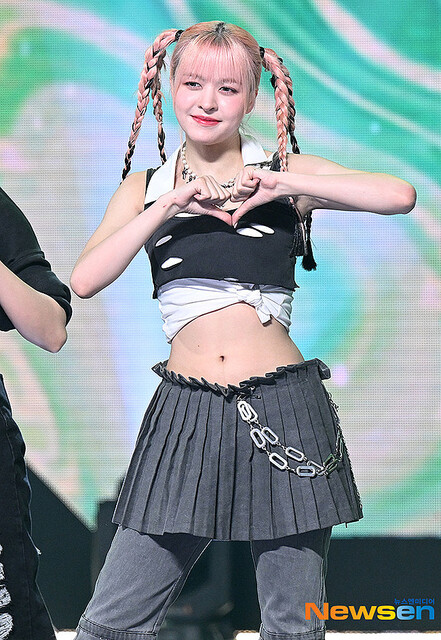 【画像】【PHOTO】NMIXX、3/29放送「SHOW CHAMPION」でデビュー後初の1位を獲得！涙するメンバーも 29/30 - ライブドアニュース