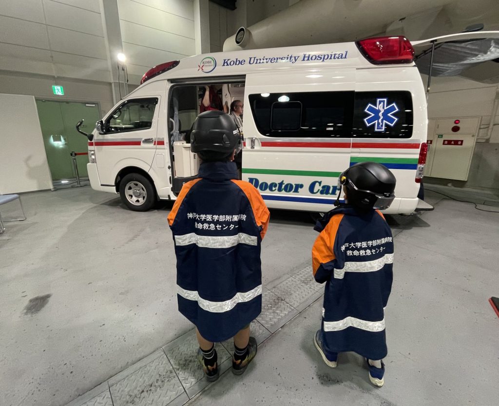 【画像】「hinotori」やDMATカーに驚き 最新医療機器を子どもたちが体験「医学を身近に感じて」 3/7 - ライブドアニュース