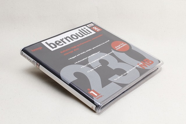 ディスクを湾曲させてヘッドに近づける「Bernoulli Disk」（5.25インチ）：スイートメモリーズ File016 - ライブドアニュース