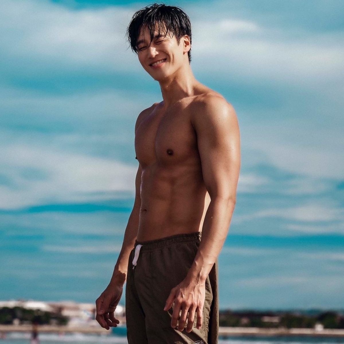 アン・ボヒョン、鍛えられた腹筋と小麦色の肌に釘付け…サーフボードを持った爽やかショットを公開 - ライブドアニュース