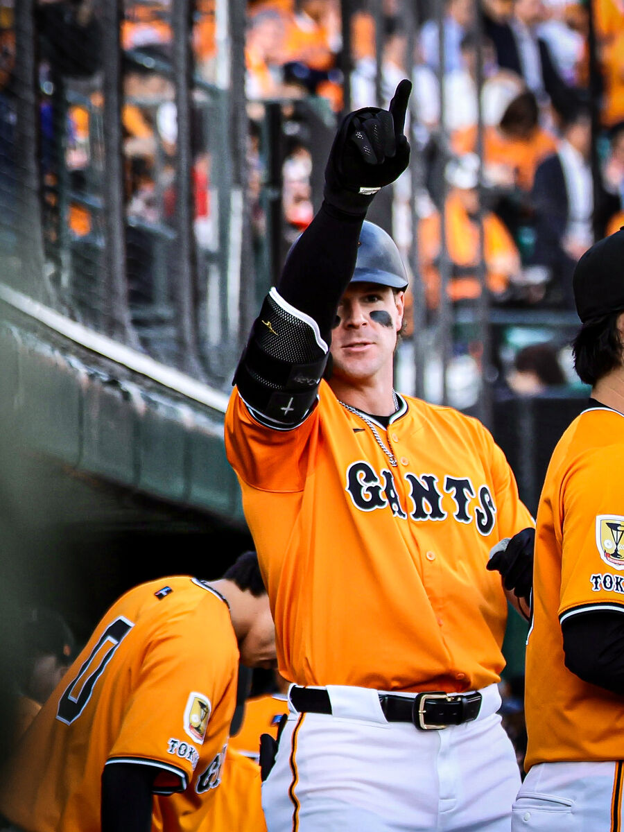 【巨人】 NPB通算11万号は球場外の巨人ファンがゲット「うれしい。大事にします」 - ライブドアニュース