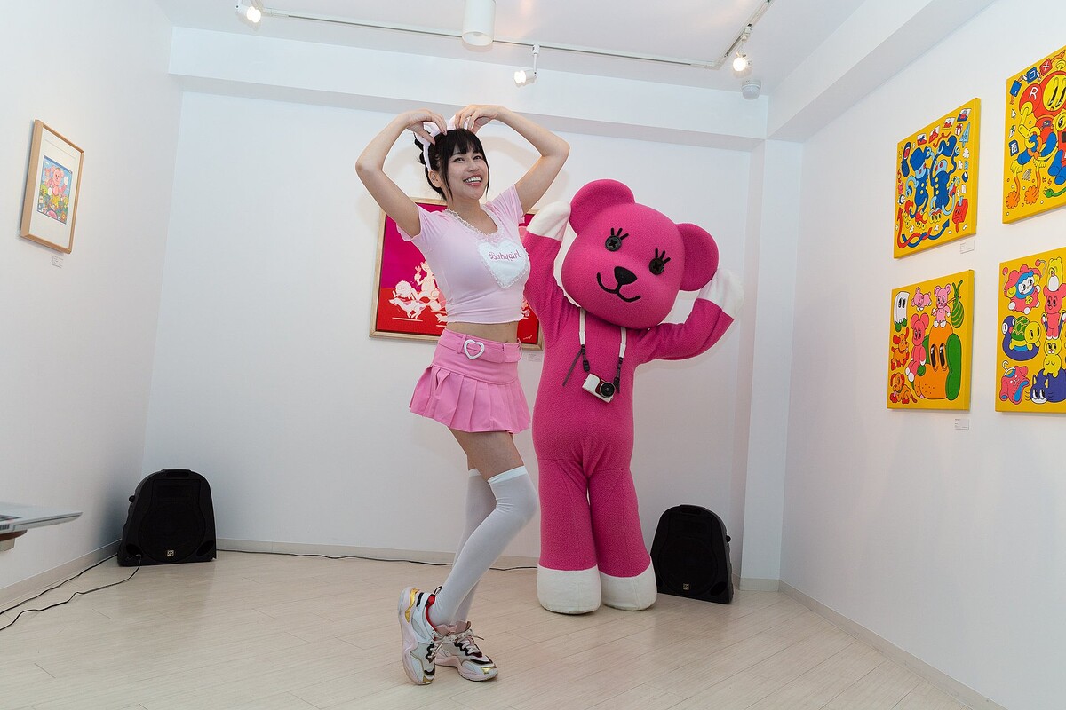 みんな“ポスペのモモ”のこと覚えてる？！ モモがいっぱいの展示『POSTPOP展』が中目黒で開催中！ - ライブドアニュース