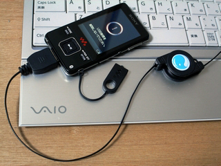 【画像】SONY WM-PORT搭載ウォークマン対応の巻き取りケーブルが登場 1/2 - ライブドアニュース